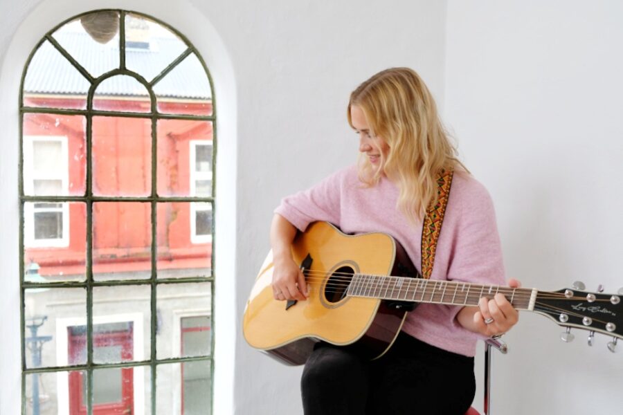 Hon har plockat upp gitarren igen – Landskrona Direkt
